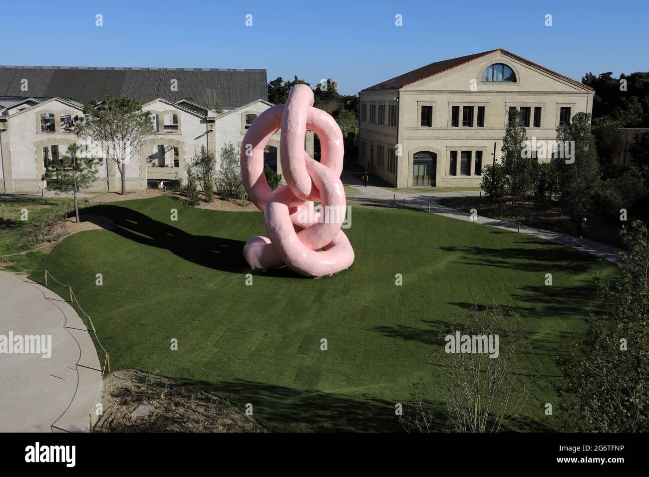 La tour de Luma tordant revêtue de carreaux d'aluminium réfléchissants ...
