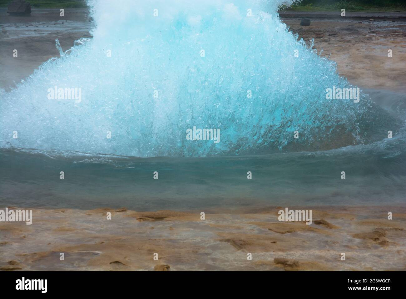 Geyser explosant Banque de photographies et d’images à haute résolution ...