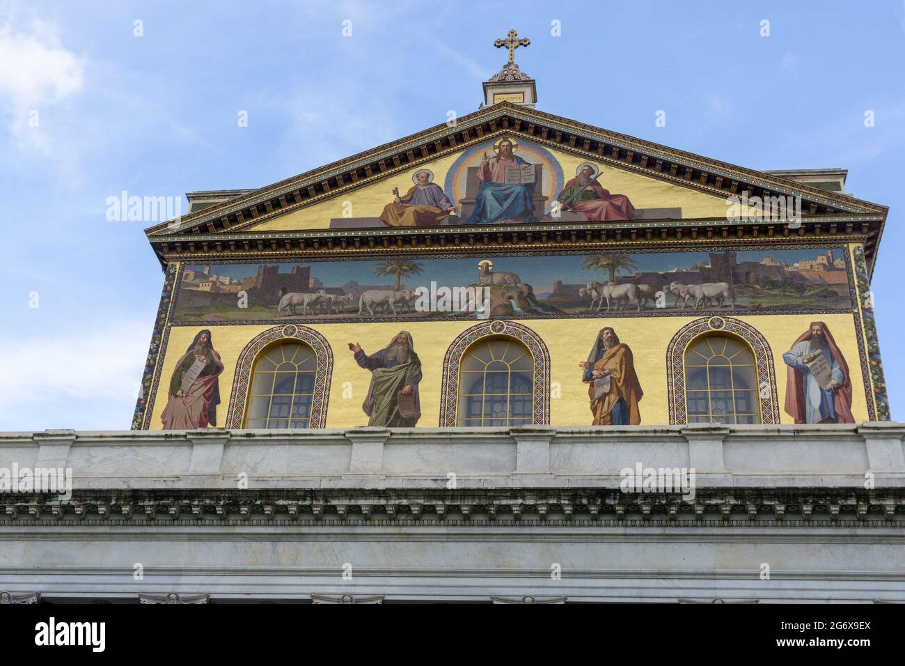 Dôme d'or avec un toit de l'église de la cathédrale de la basilique ...