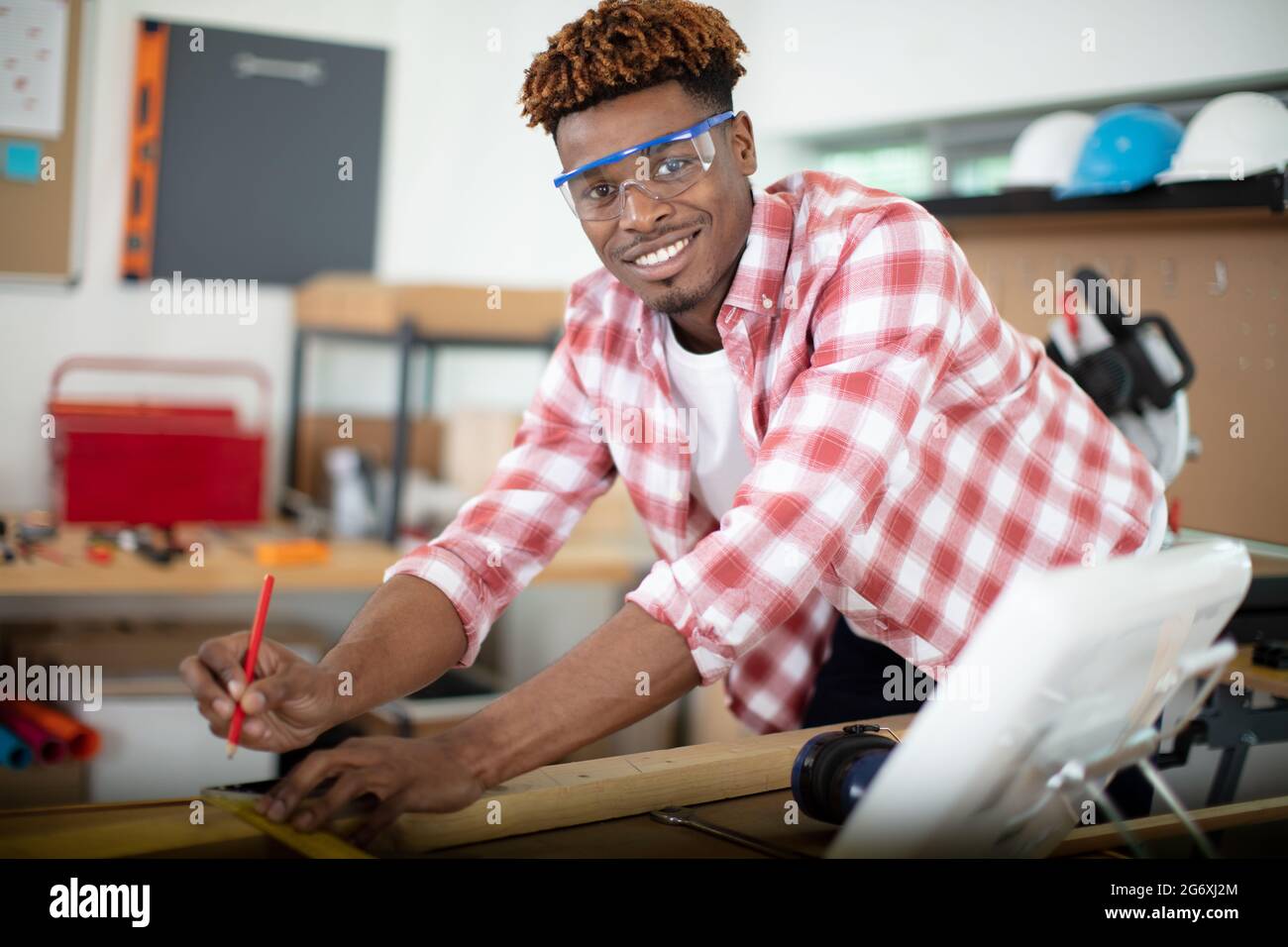 Menuisier africain Banque de photographies et d’images à haute ...