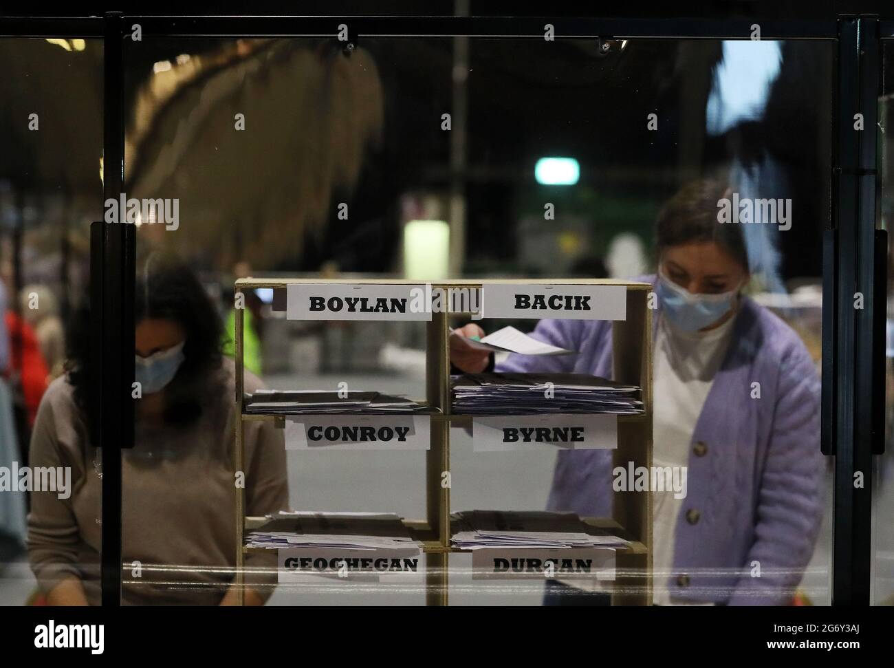 Les membres du personnel électoral trient les bulletins de vote ...