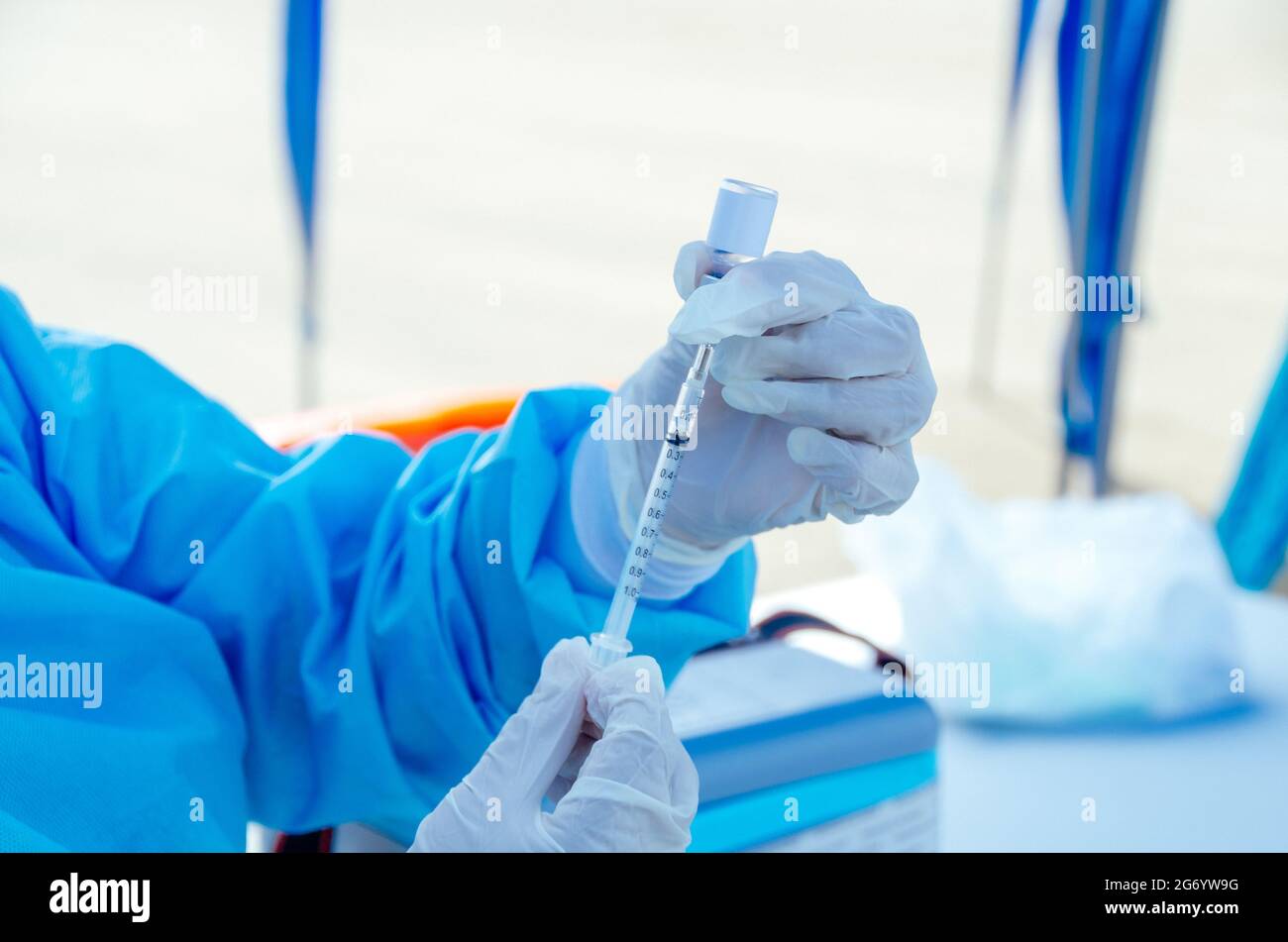 Seringue, injection médicale dans la main, la paume ou les doigts ...