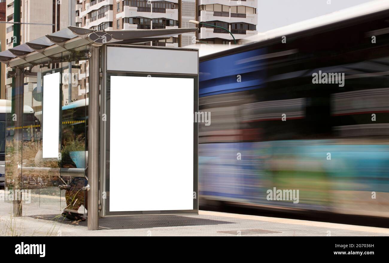Panneau d'affichage vertical blanc à l'arrêt de bus sur la rue de la ...