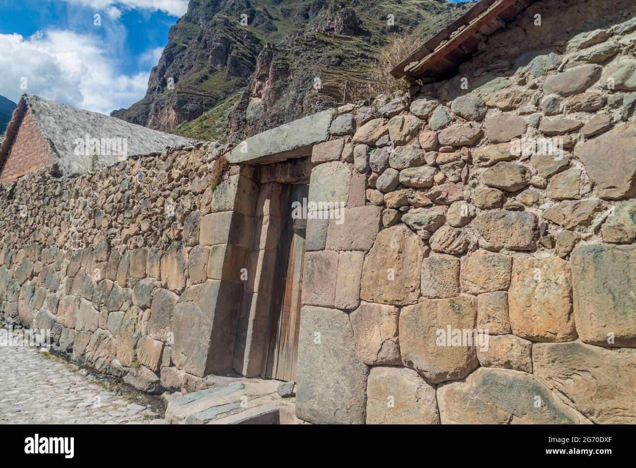 Ancienne porte de style inca d'une maison dans le village d ...