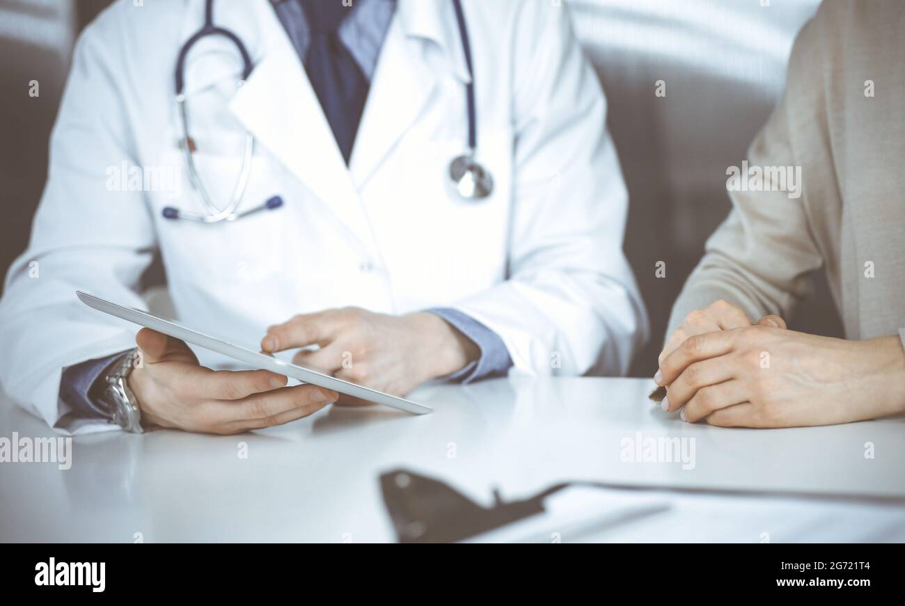 Un médecin et une patiente inconnus discutent de quelque chose lorsqu ...