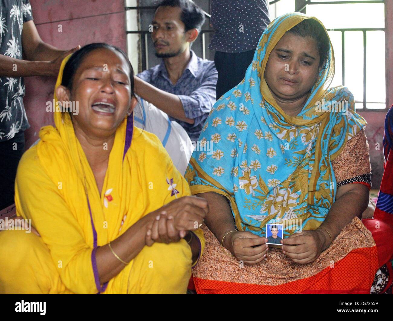 10 juillet 2021.Dhaka,Bangladesh.mère Lini Begum réagit et montre une photo dans un smartphone ...