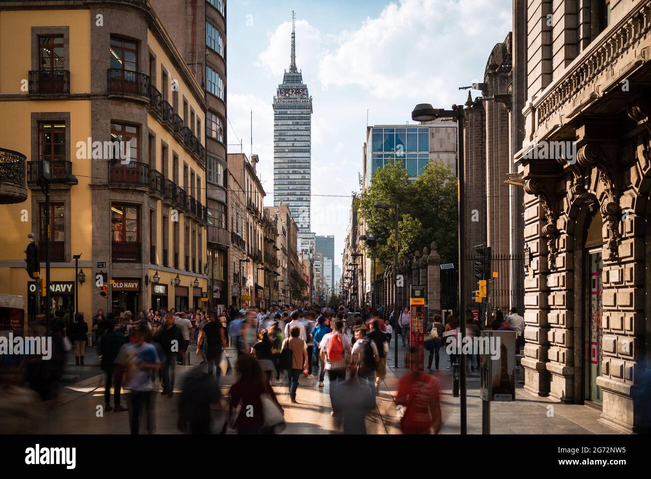 Piétons sur la célèbre rue Madero Walking dans le centre historique de ...