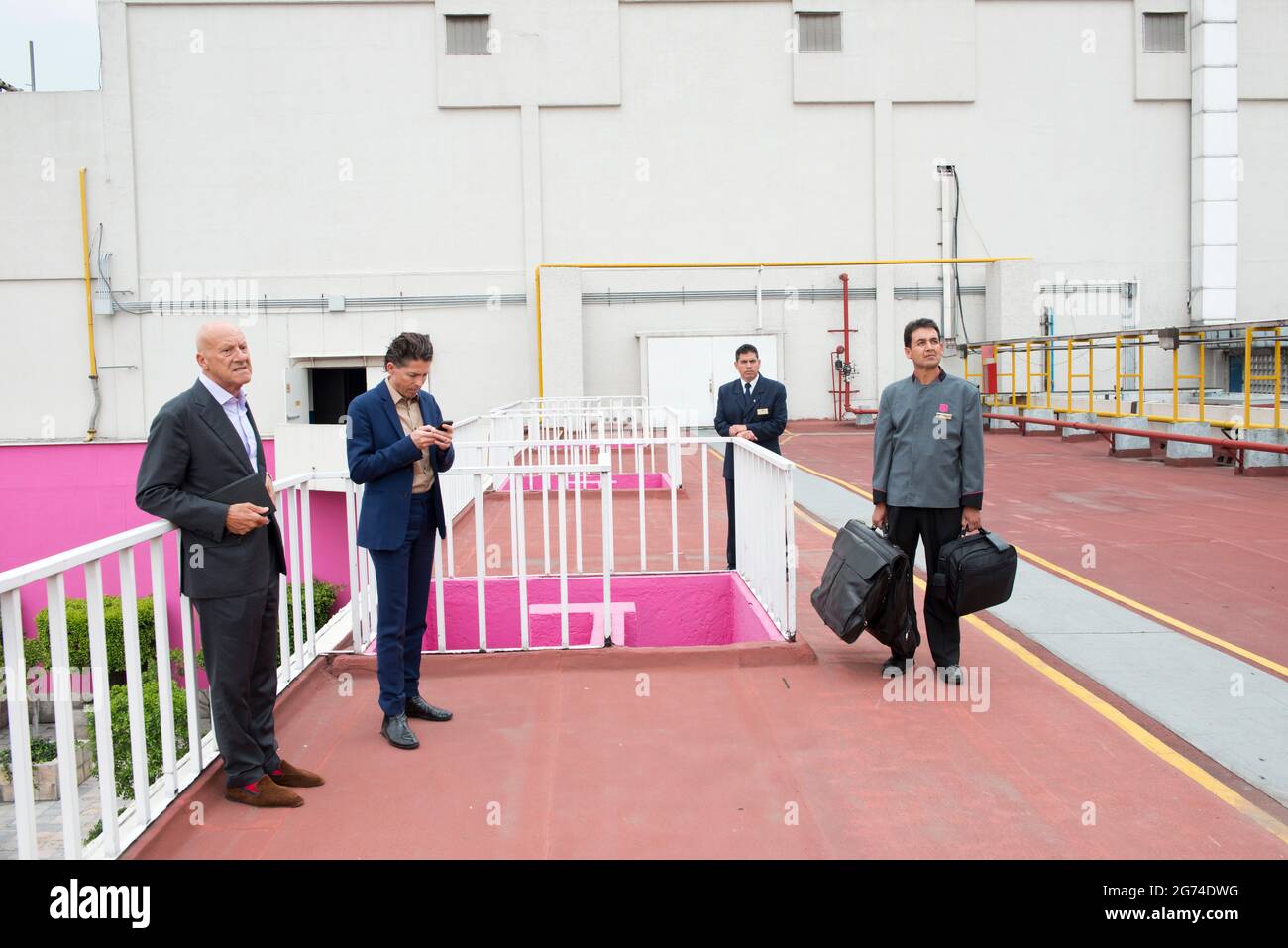 Les architectes Norman Foster et Fernando Romero attendent leur ...
