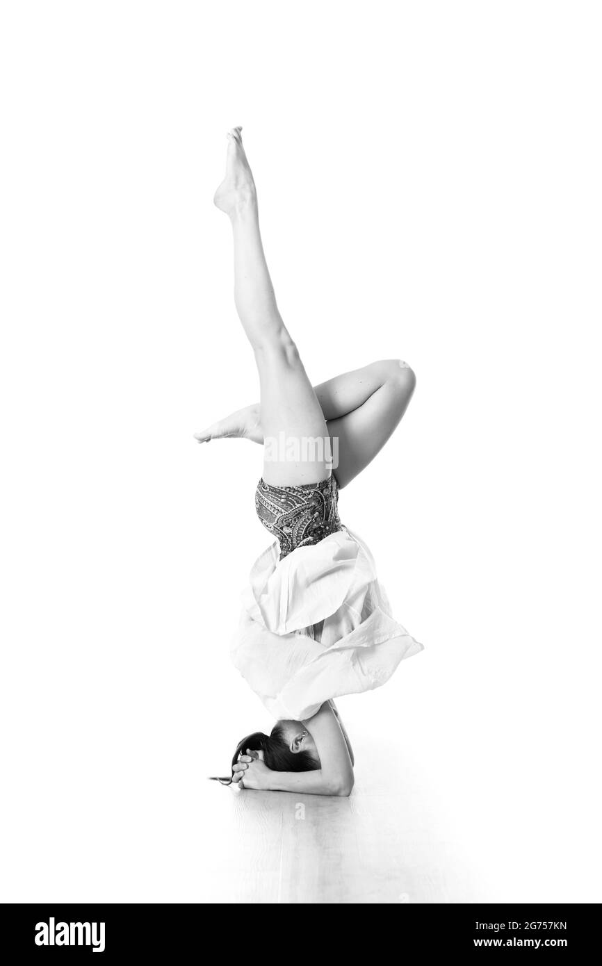 Femme pose artistique Banque d'images noir et blanc - Alamy