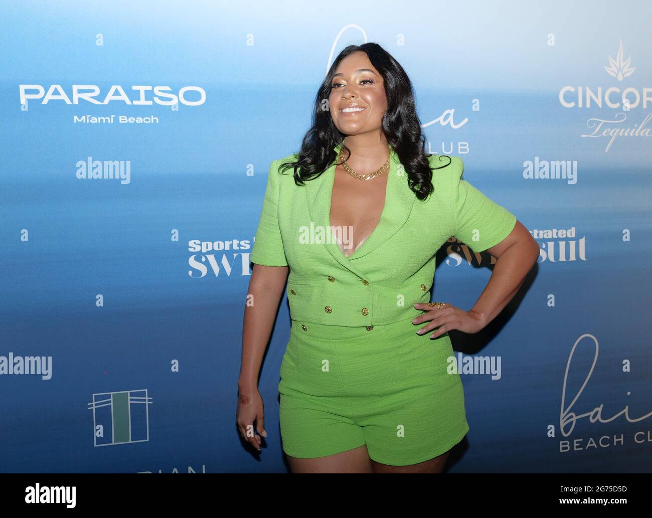 Modèle illustré par le sport Amanda Kay marche dans le tapis rouge 2021 ...