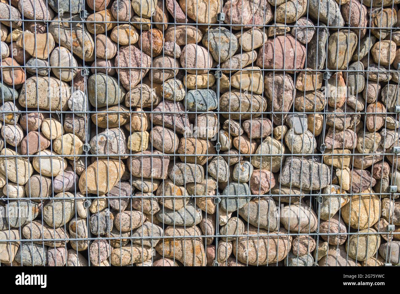 Mur de clôture en gabion. Texture de mur en pierre, pierres derrière l ...