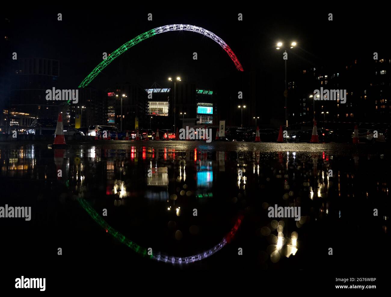 Les couleurs italiennes sont projetées sur l'arche de Wembley après la ...