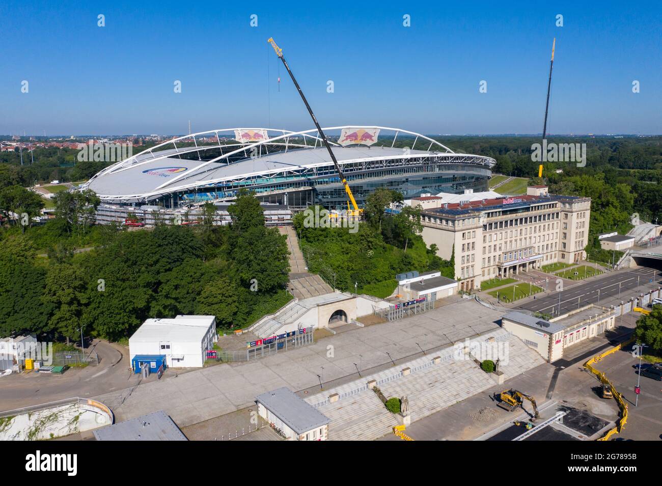 14 juin 2021, Saxe, Leipzig : deux grues sont à la Red Bull Arena. Le ...
