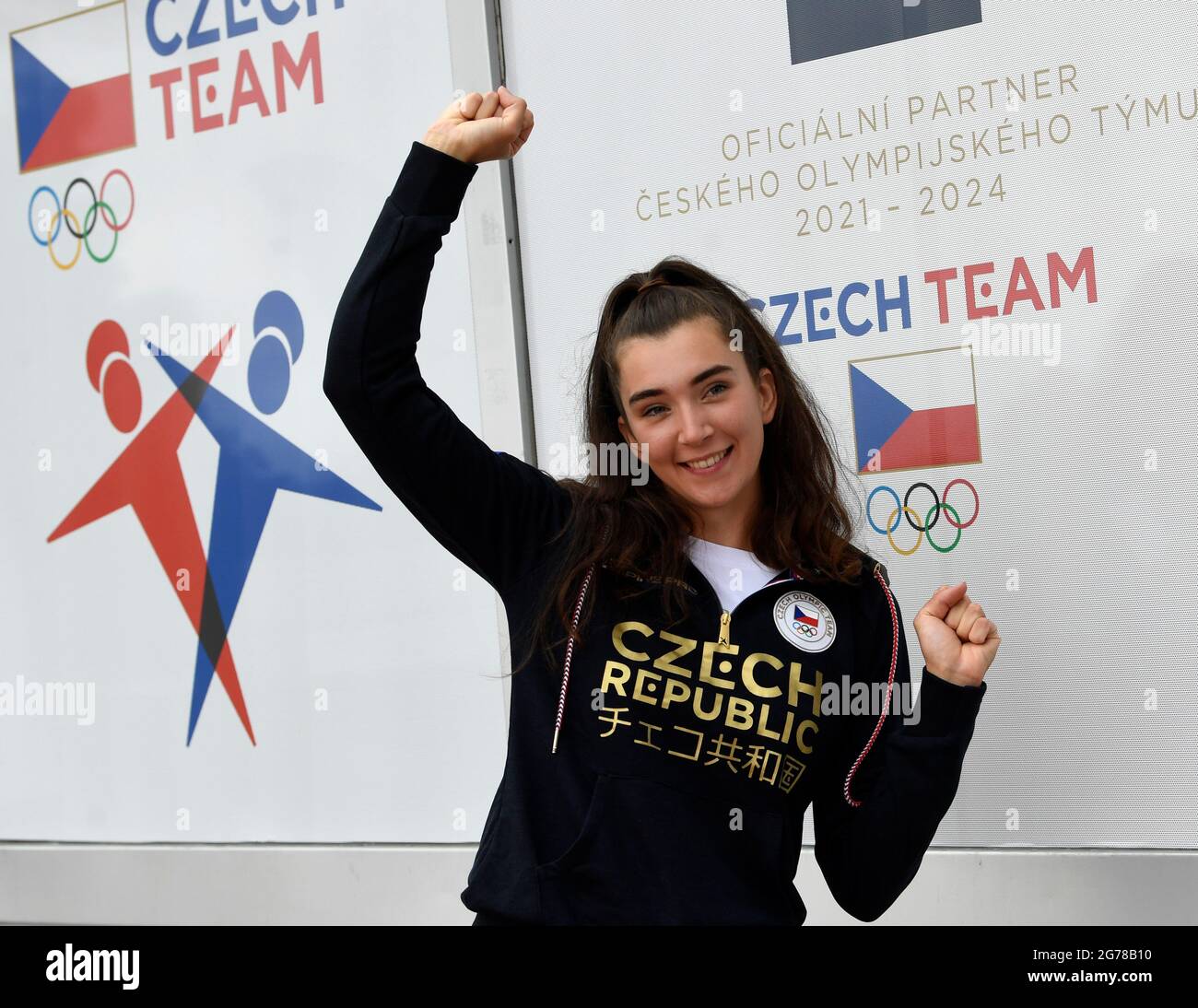 Tchèque archer Marie Horackova pose pour les photographes en nouvelle ...