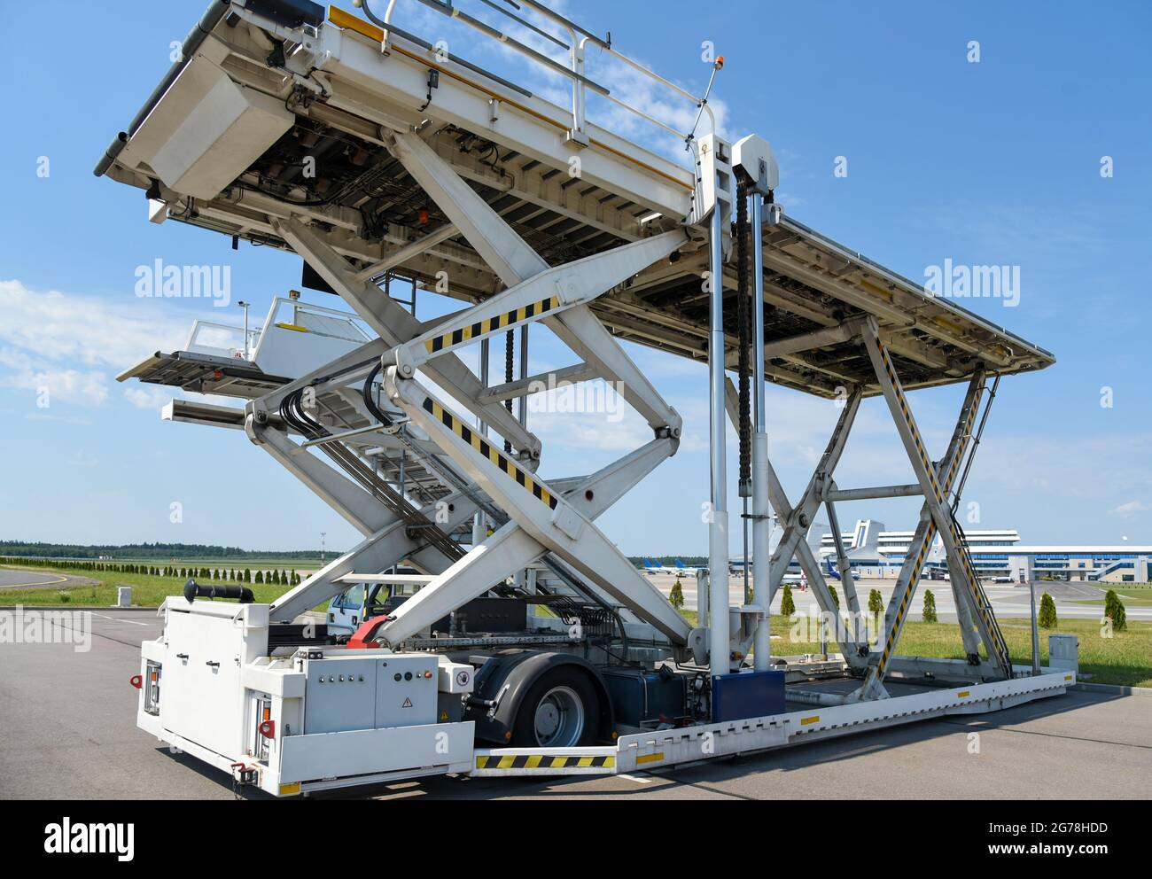 Cargo loader airport Banque de photographies et d’images à haute résolution - Alamy