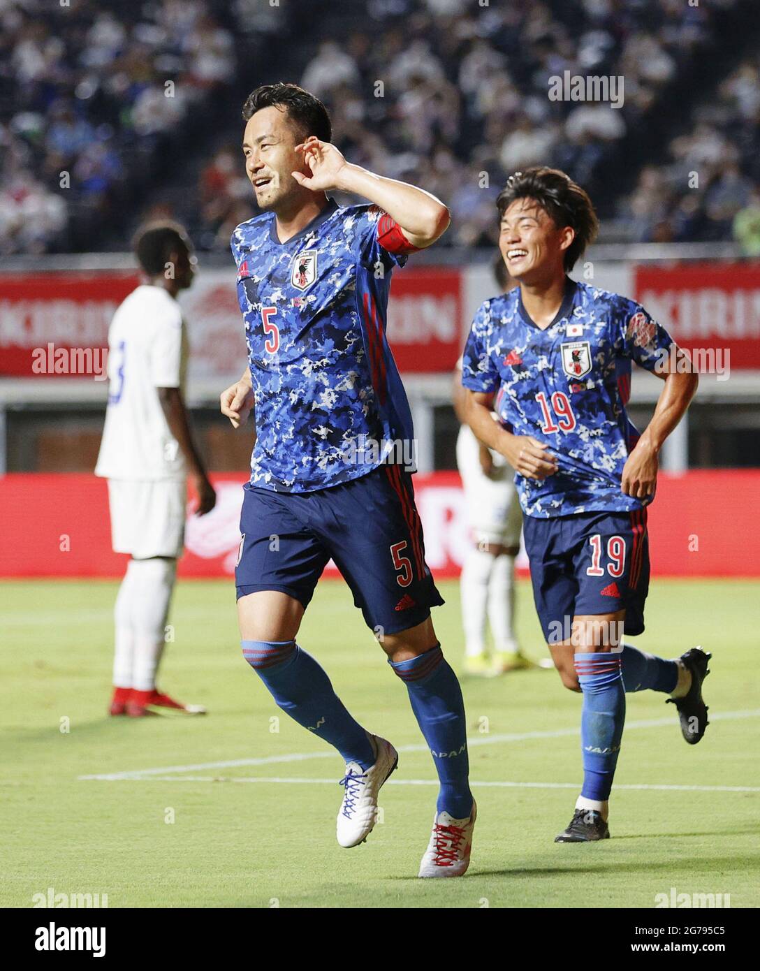 Maya Yoshida (5) du Japon célèbre après avoir ouvert le score contre le ...