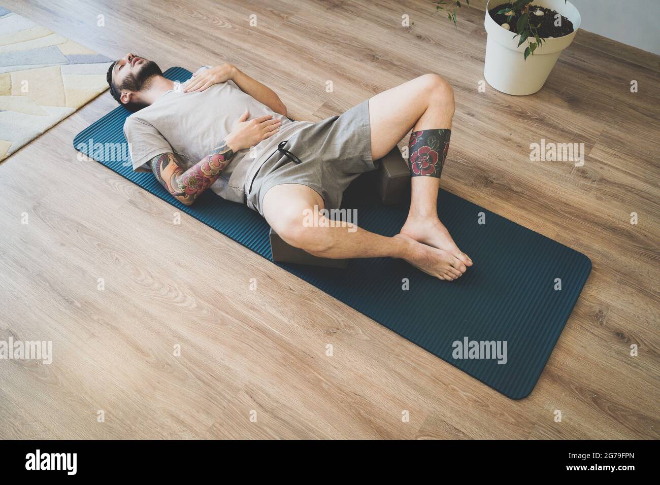 Diaphragmatic breathing Banque de photographies et d’images à haute ...