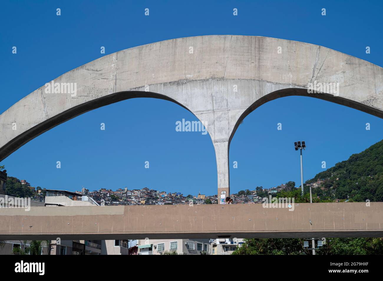 Le pont piétonnier en béton armé menant à la Rocinha favela en arrière ...