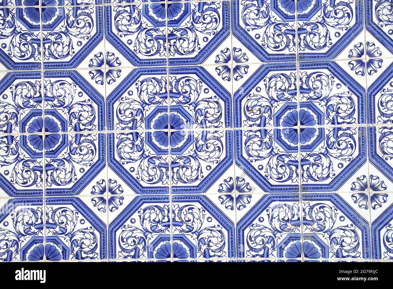 Carreaux de céramique traditionnels bleus et blancs ou azulejos qui ...