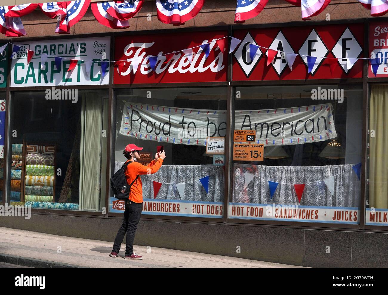 Un membre du public prend une photo de l'ensemble dans le centre-ville ...
