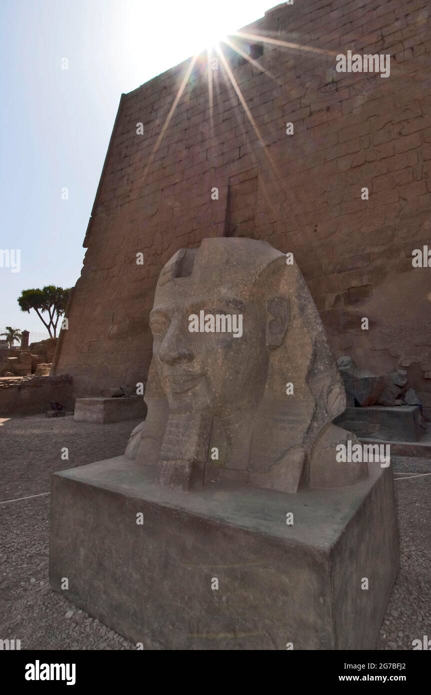 Tête de la figure colossale Ramses II, entrée du temple de Louxor ...
