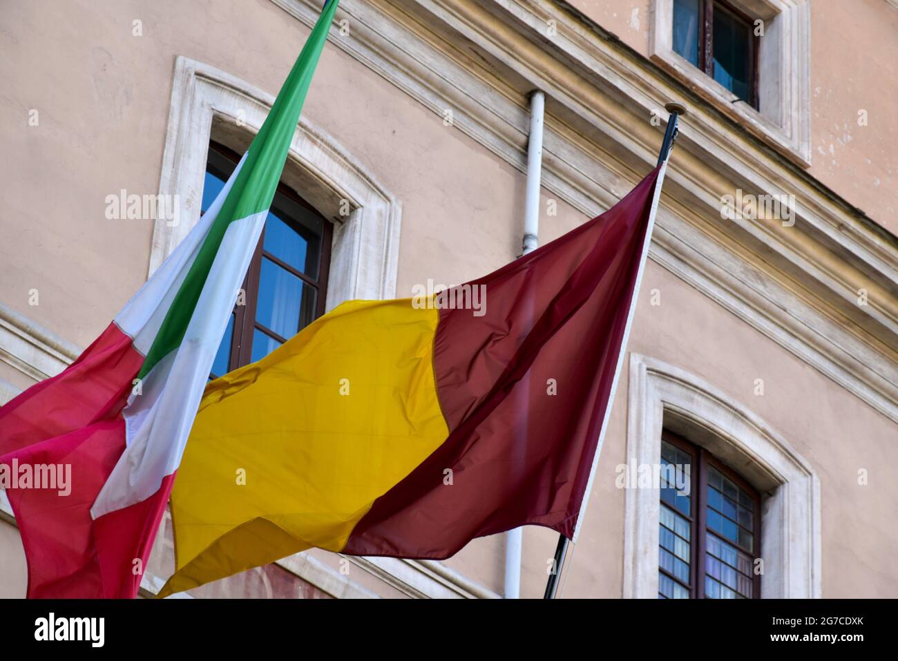 Drapeau jaune et rouge de la ville de Rome agitant à côté du drapeau ... Drapeau jaune et rouge de la ville de Rome agitant à côté du drapeau ...