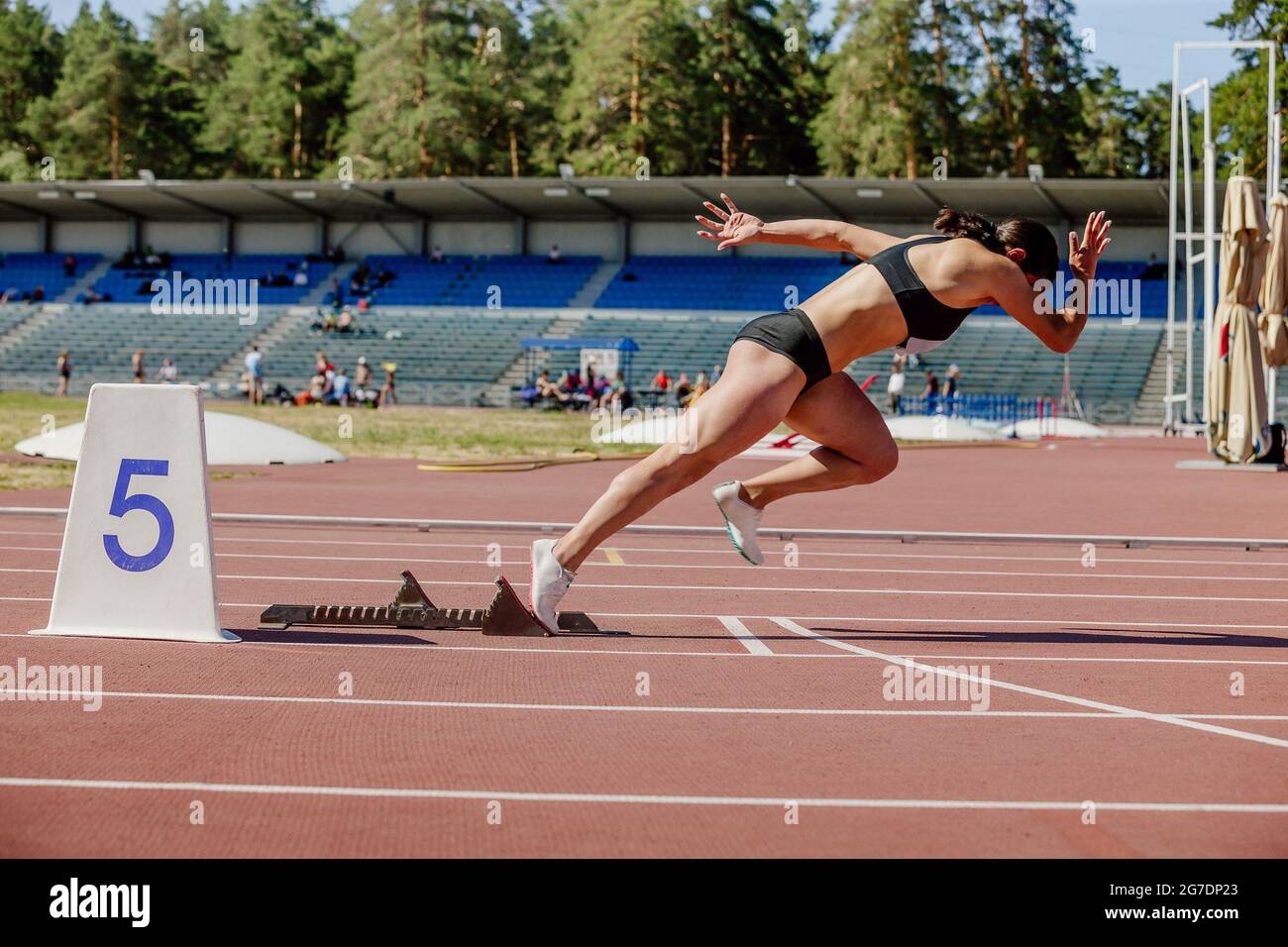 Young female athlete starting blocks Banque de photographies et d ...