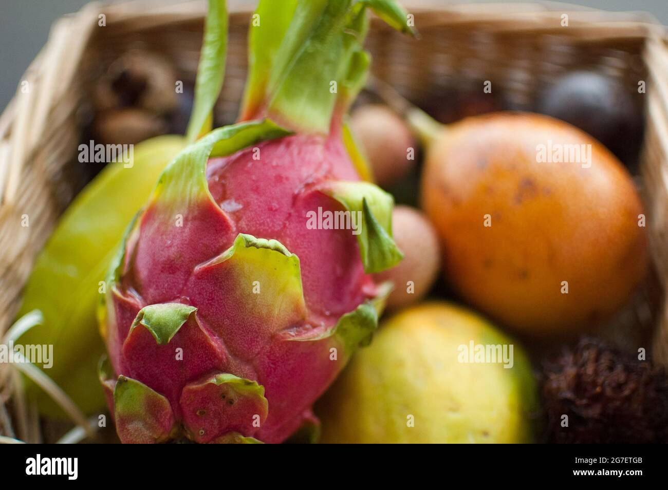 Grand panier de fruits tropicaux frais, fruits de la passion, carabole ...