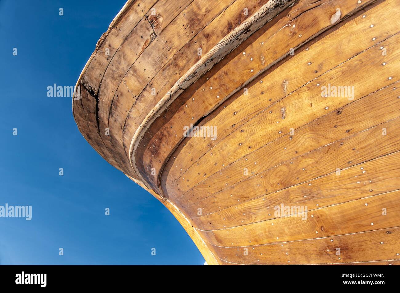 la coque du navire en bois a été dépouillée de toutes ses couches de ...