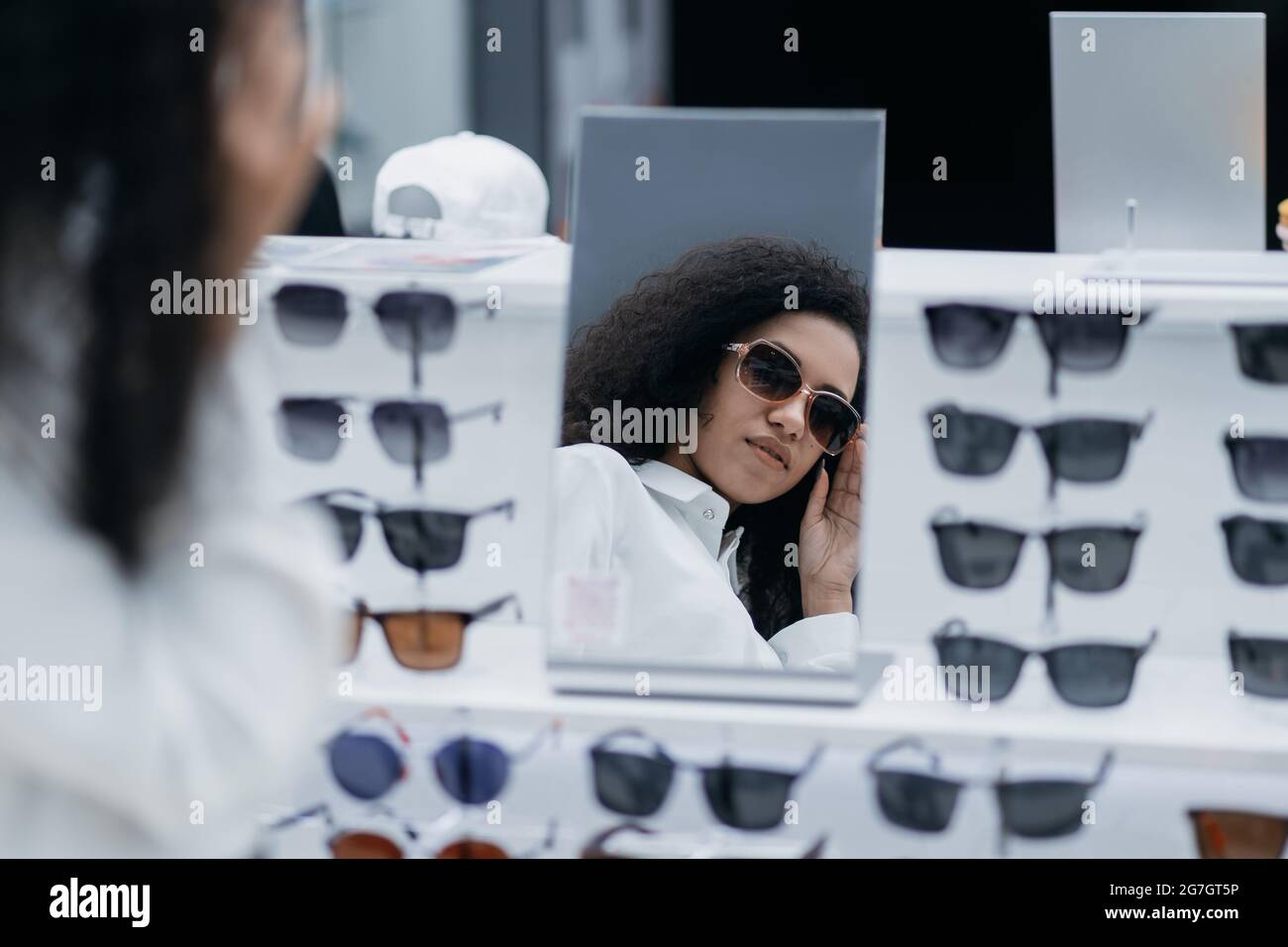 Femme debout devant un miroir Banque de photographies et d’images à haute résolution - Alamy