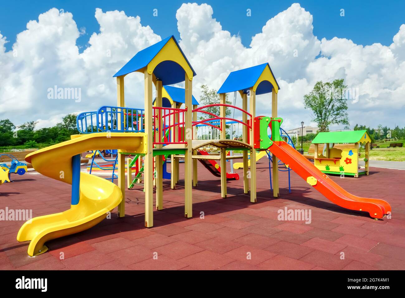 Aire de jeux pour enfants. Terrain de jeu coloré vide. Terrain de jeu ...