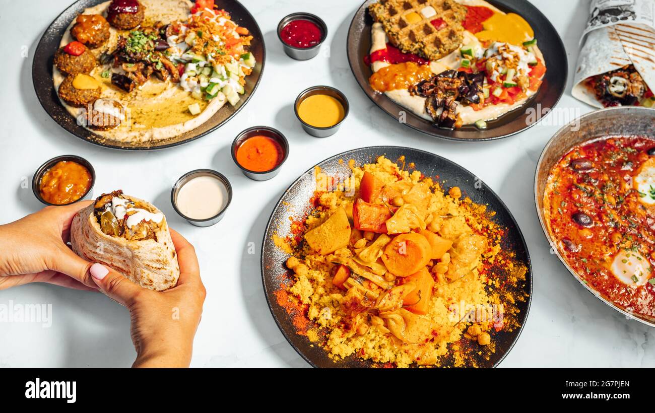 Table de dîner avec différents types de délicieux plats mexicains Photo ...