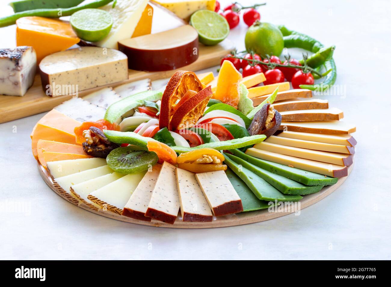 Assiette de fromage sur fond de bois blanc. Plateau de dégustation de ...