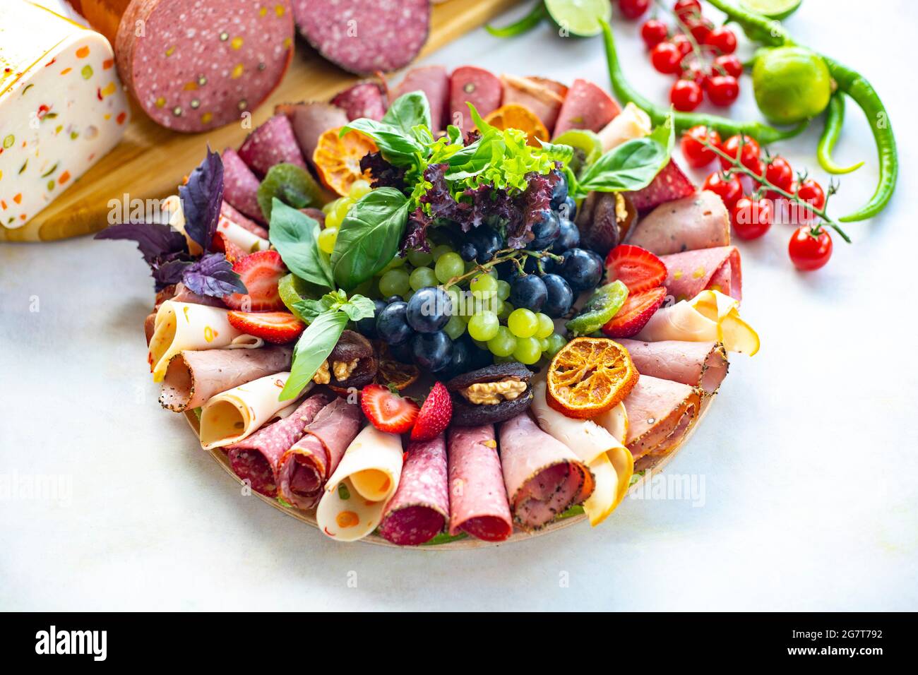 Assiette à viande sur fond de bois blanc. Ensemble de salami. Coupes ...