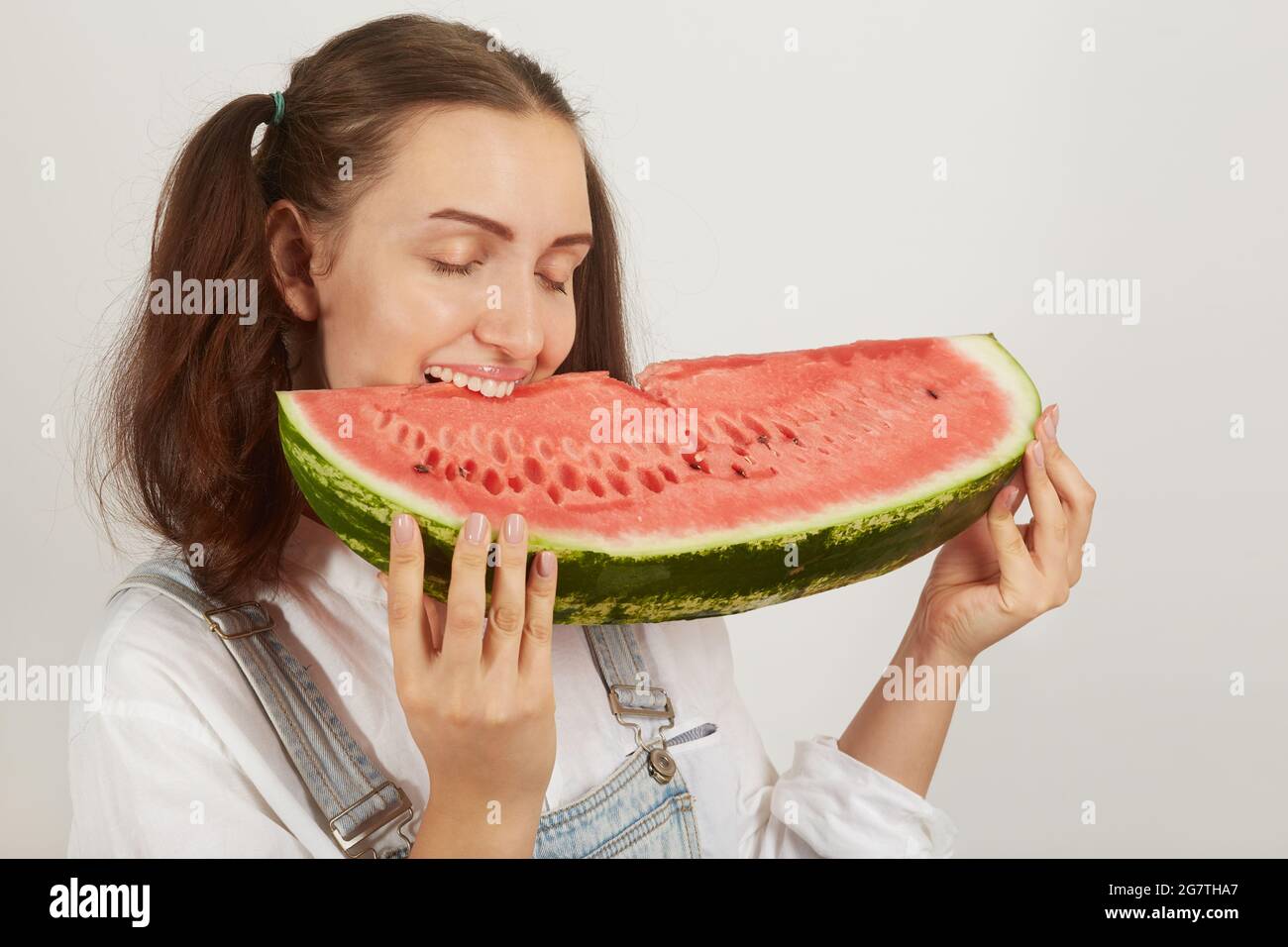 Fille Mangeant Des Fruits Banque De Photographies Et Dimages à Haute