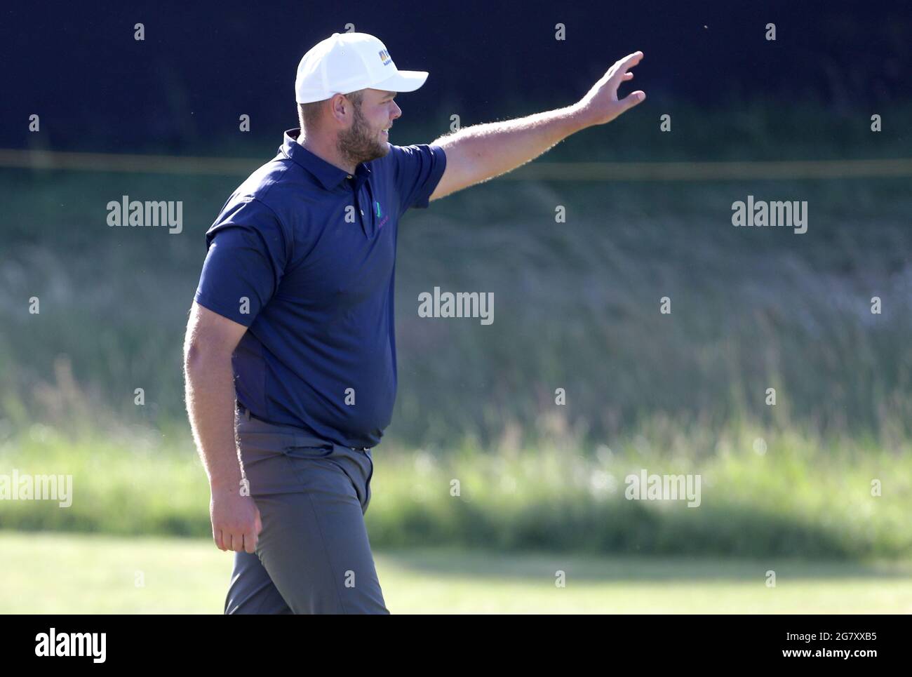 Jon Thomson, de l'Angleterre, célèbre un trou dans un trou sur le 16e ...