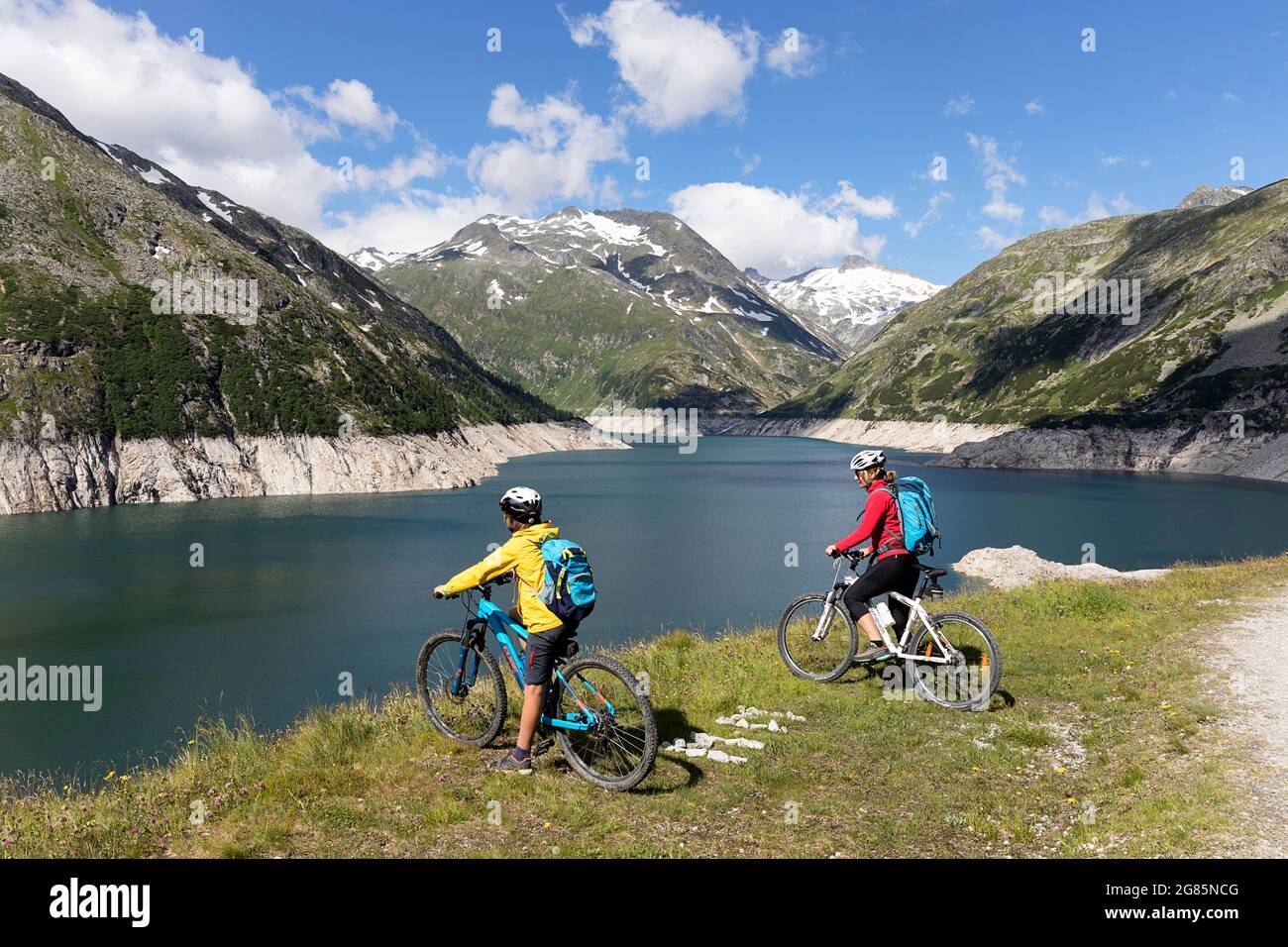 Mère et fils en VTT regardant le lac réservoir Kolnbreinsperre, vallée ...