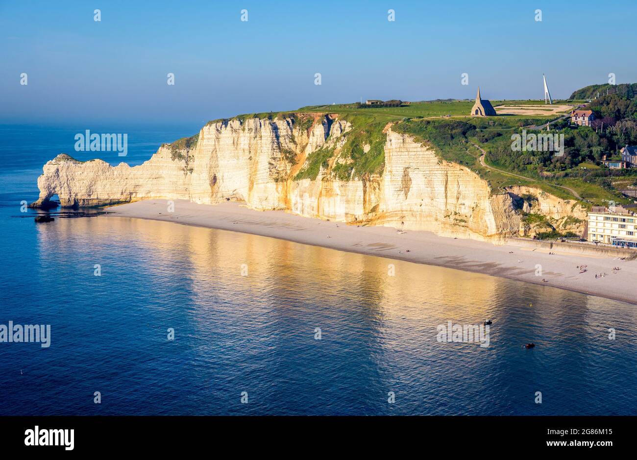 La falaise d'Amont à Etretat, ville balnéaire de Normandie connue pour ses falaises de craie ...