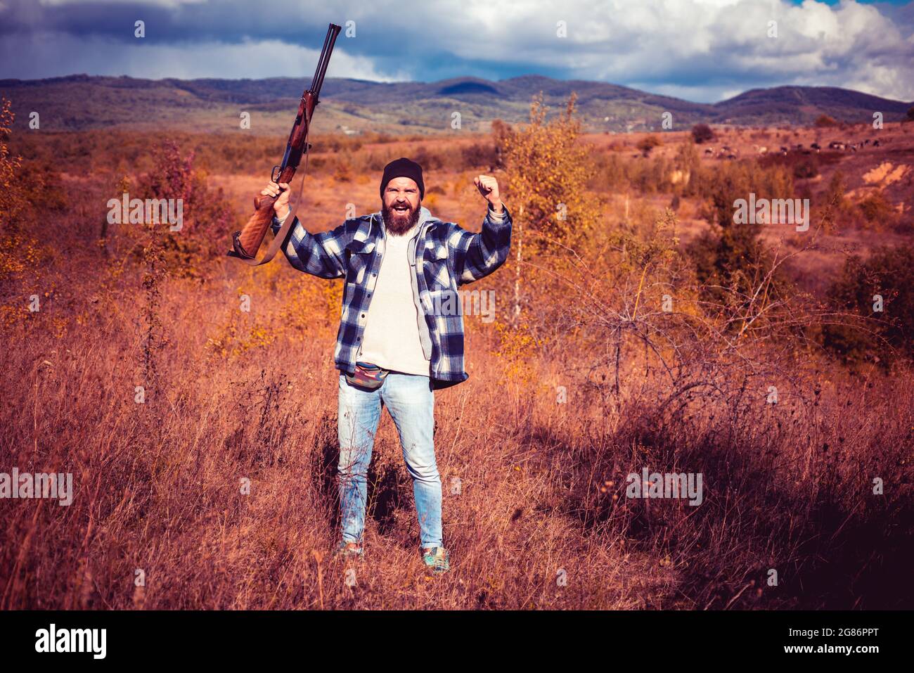 Chasseur avec fusil de chasse. Saison de chasse en automne. Chasse à la ...