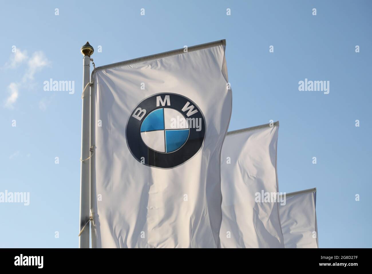 BMW marque un drapeau chez un concessionnaire BMW Photo Stock - Alamy