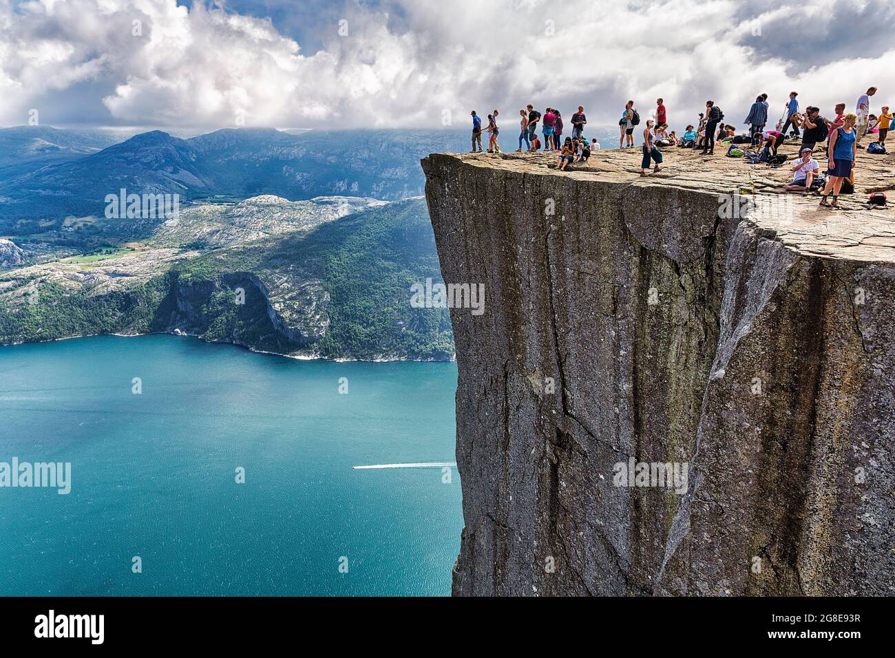 Randonnée sur le pic rocheux de Preikestolen, vue sur le Lysefjord et ...