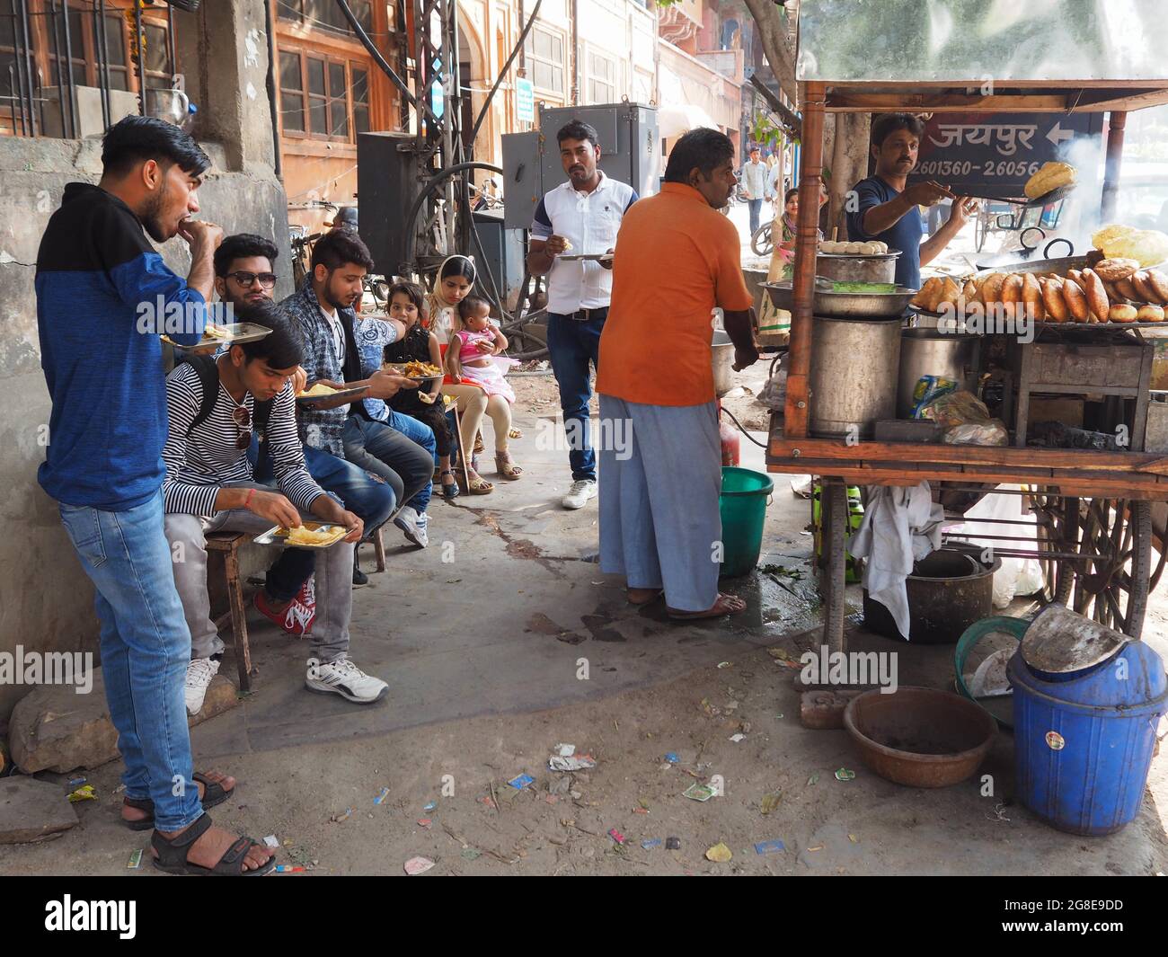 Les gens mangeant un repas dans un coin de rue, Jaipur, Rajasthan, Inde ...