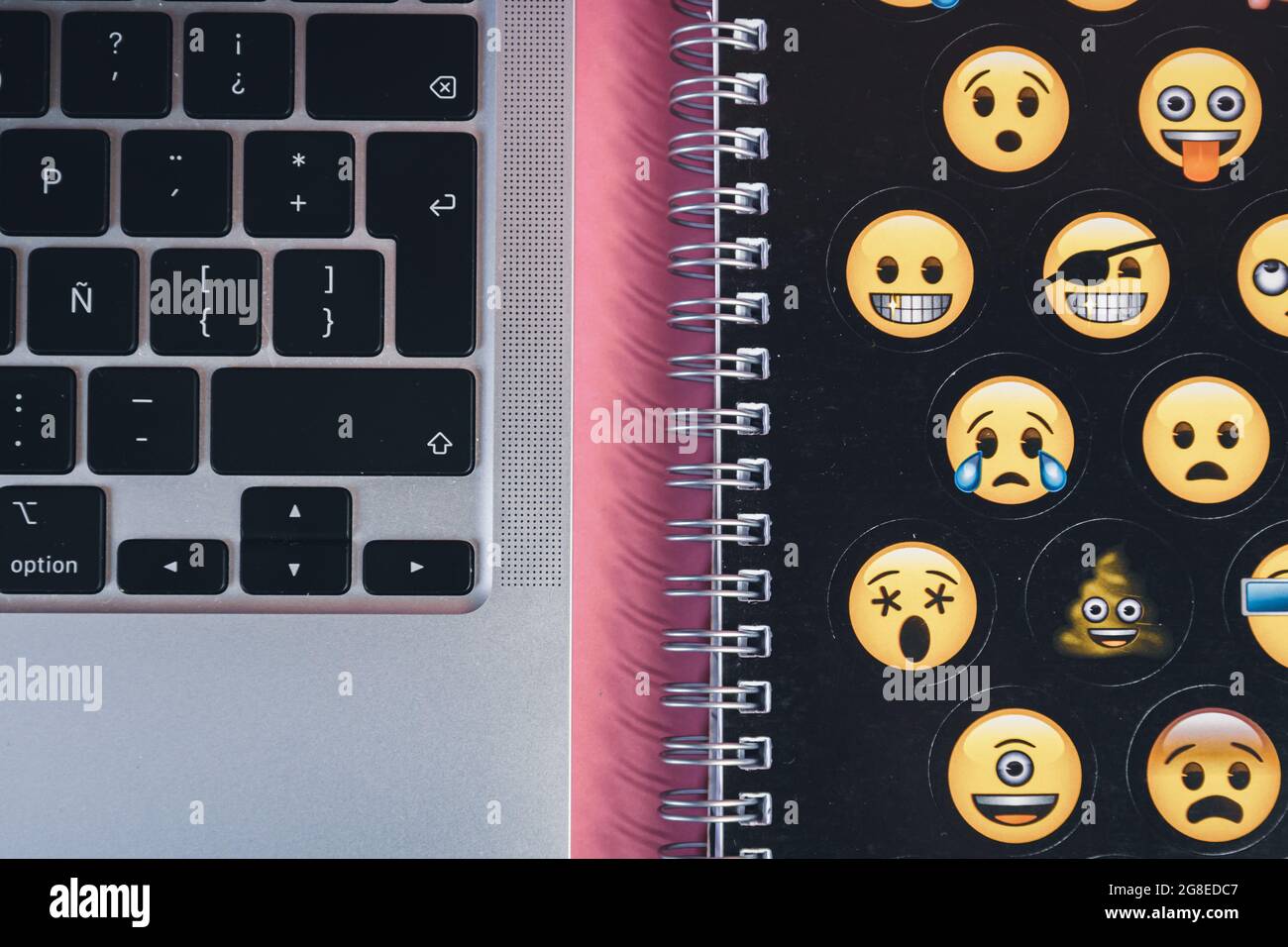 Un clavier pour ordinateur portable et un livre d'émoticônes ...
