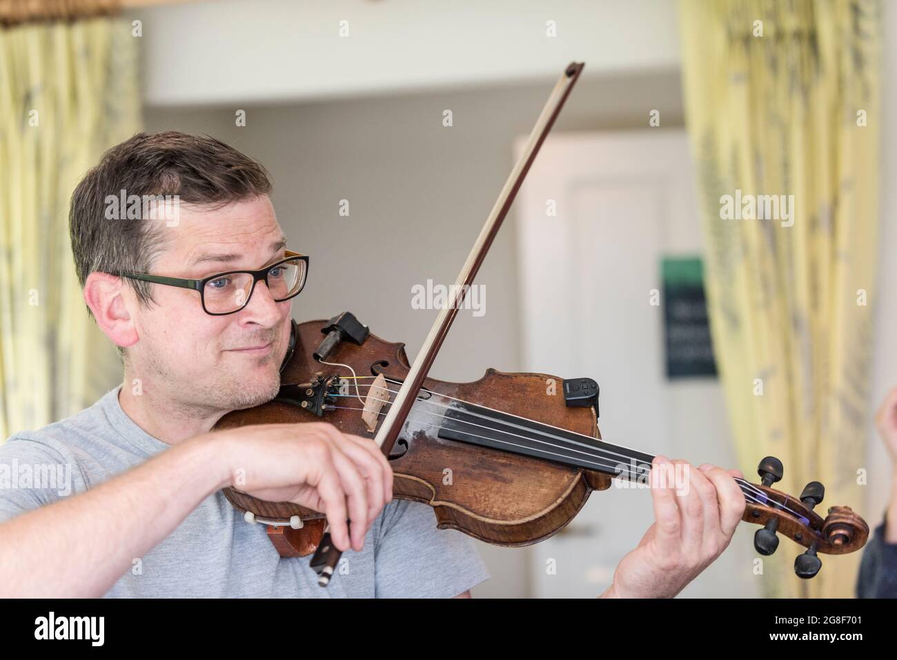 Musicien jouant du violon Banque de photographies et d’images à haute ...