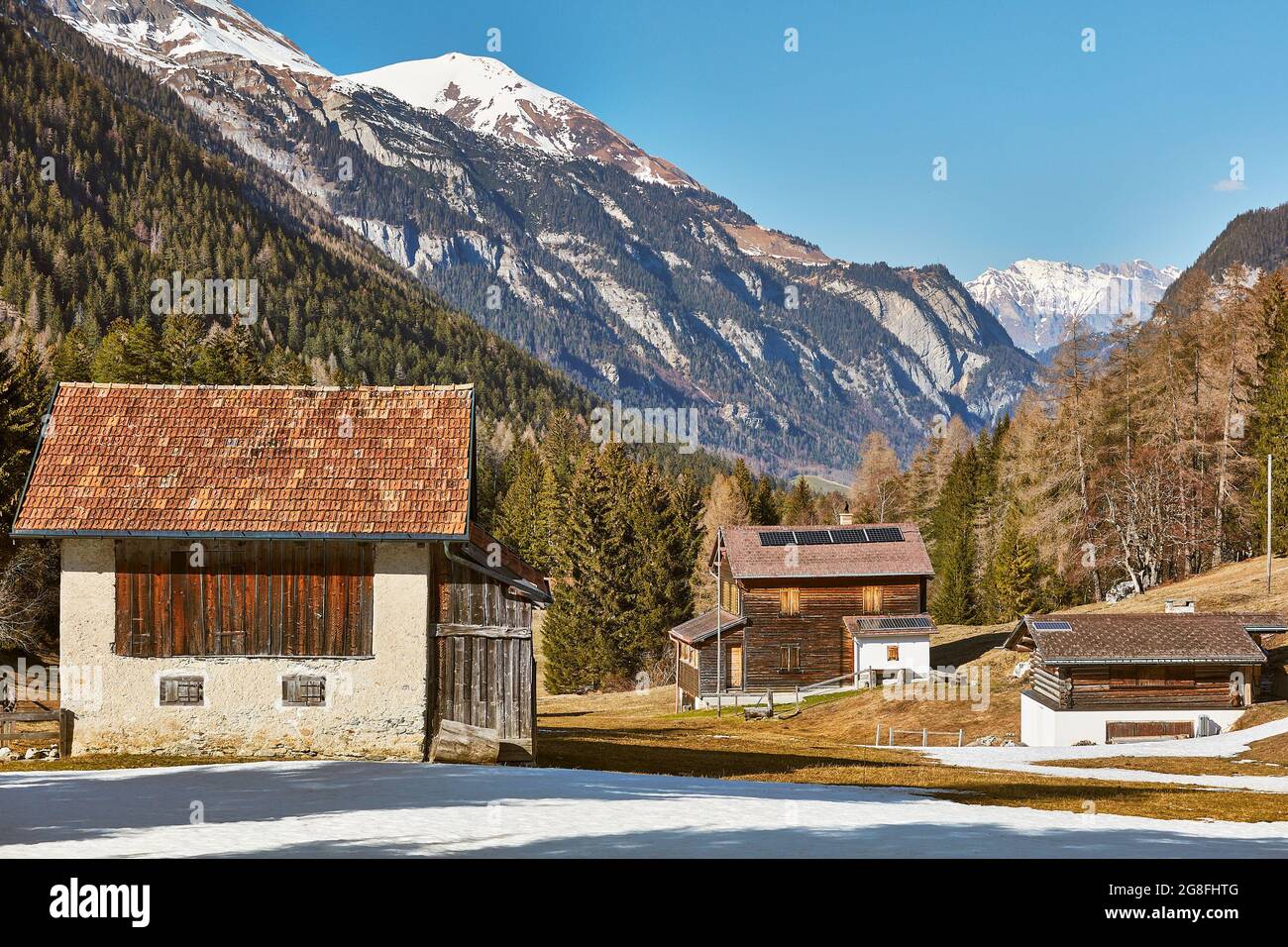 Maisons à Kunkels à la fin de la vallée de Tamatinan près de ...