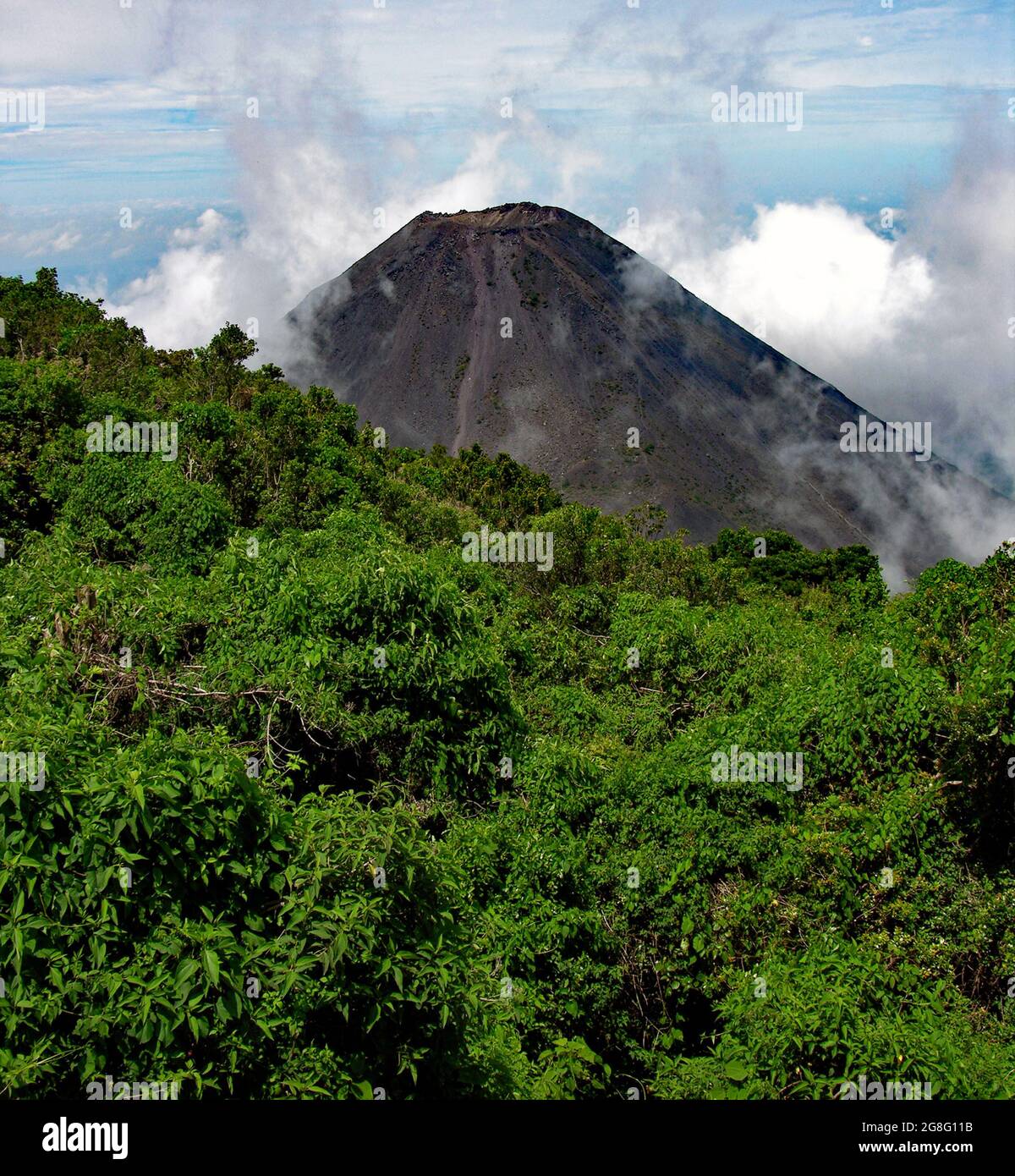 Volcan di izalco con scorta armata Banque de photographies et d’images ...