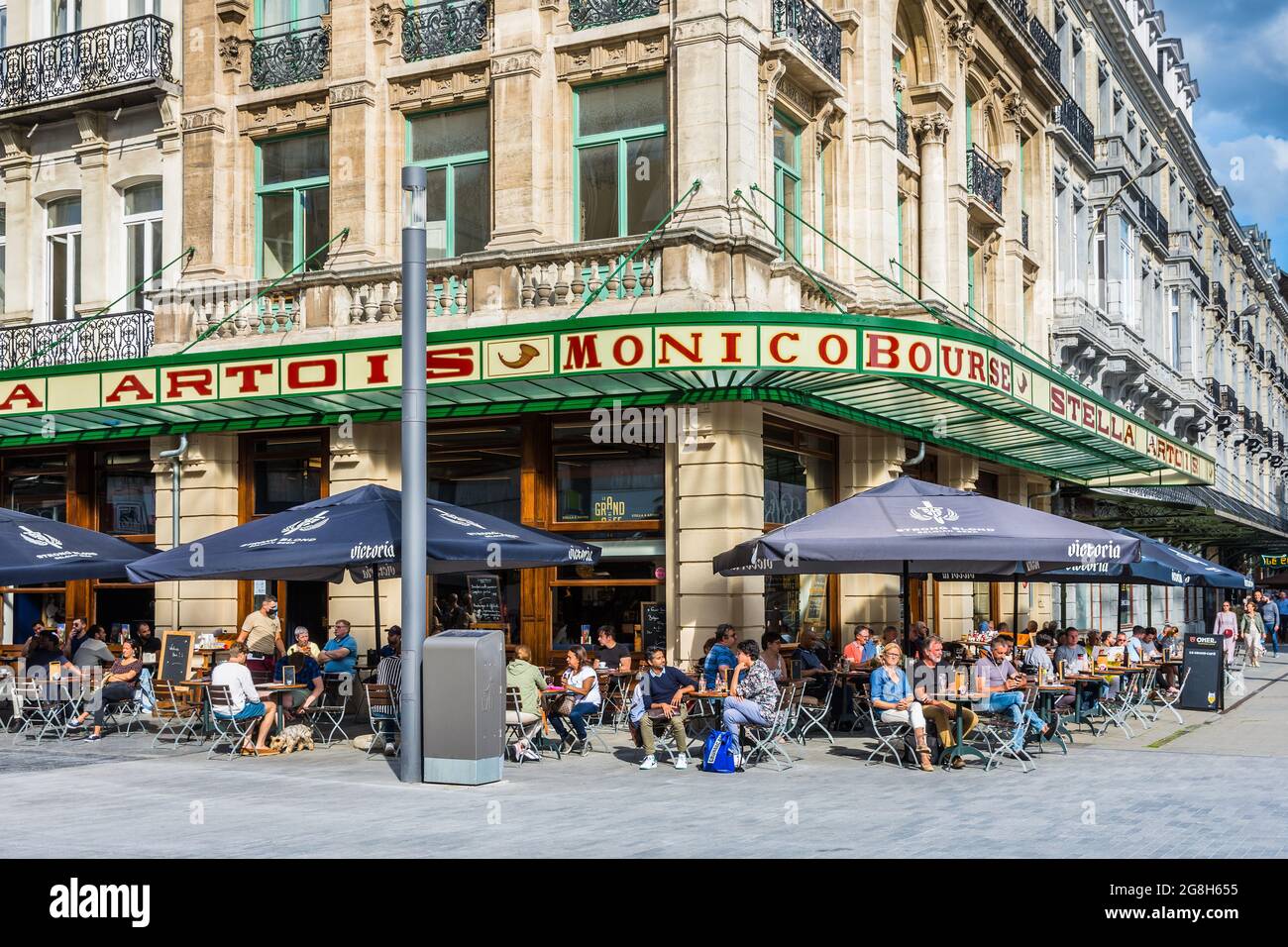 Buveurs sur la terrasse du café-restaurant 'Monico Bourse', rue du midi ...