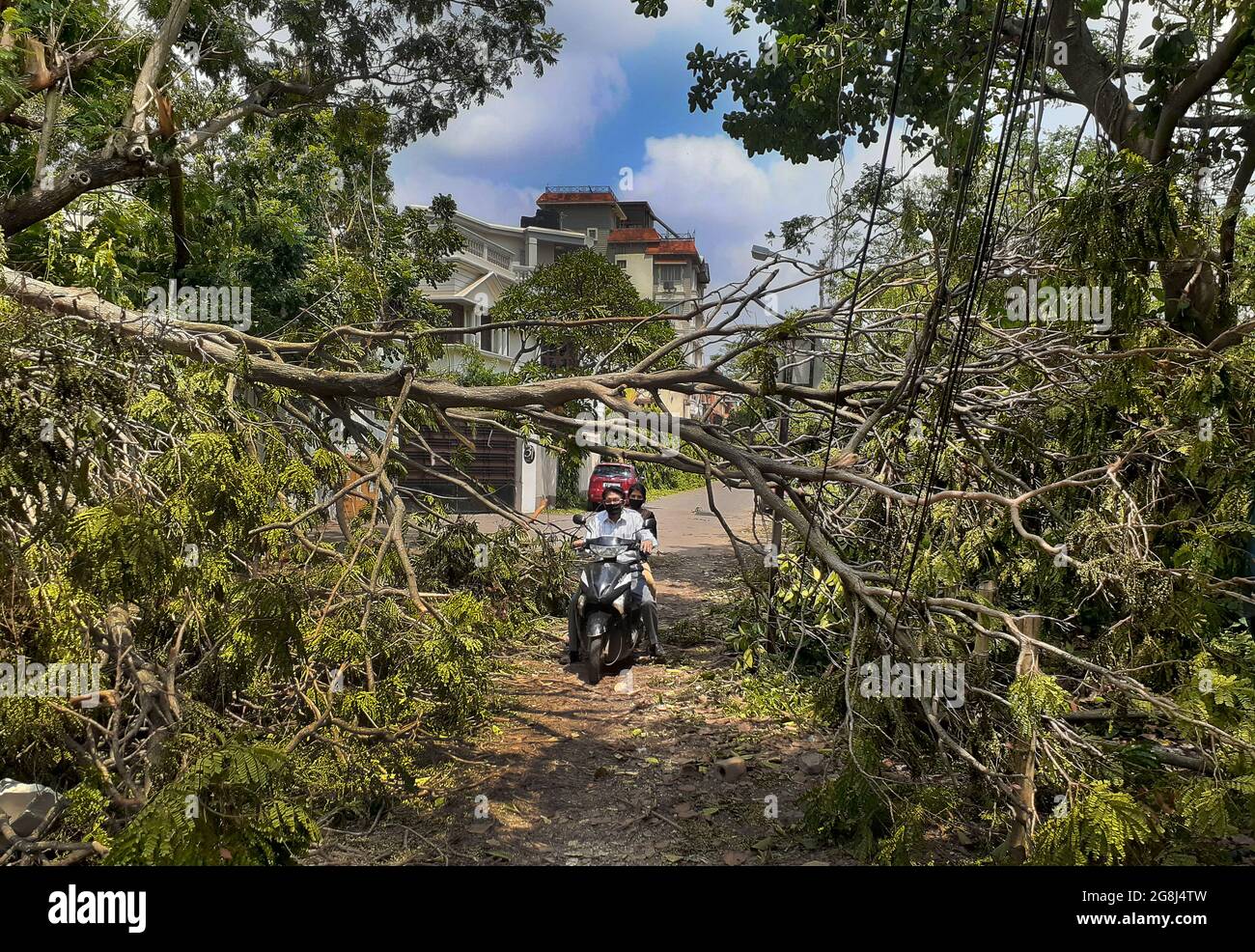 Un cyclone dévastateur secoua toute la ville. La ville de Joy est ...