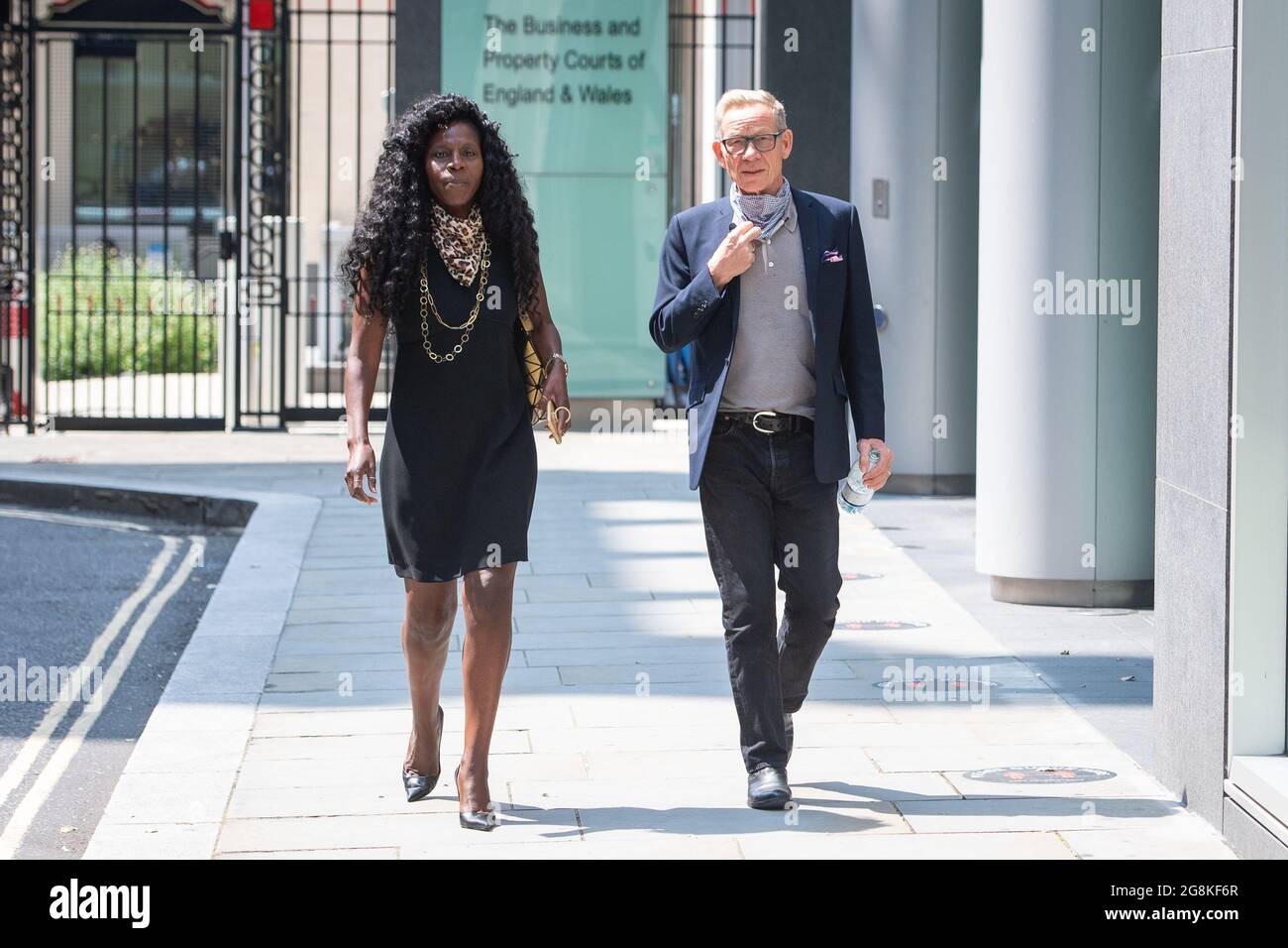 Paul Cook et son épouse Jeni devant le Rolls Building à la High court ...