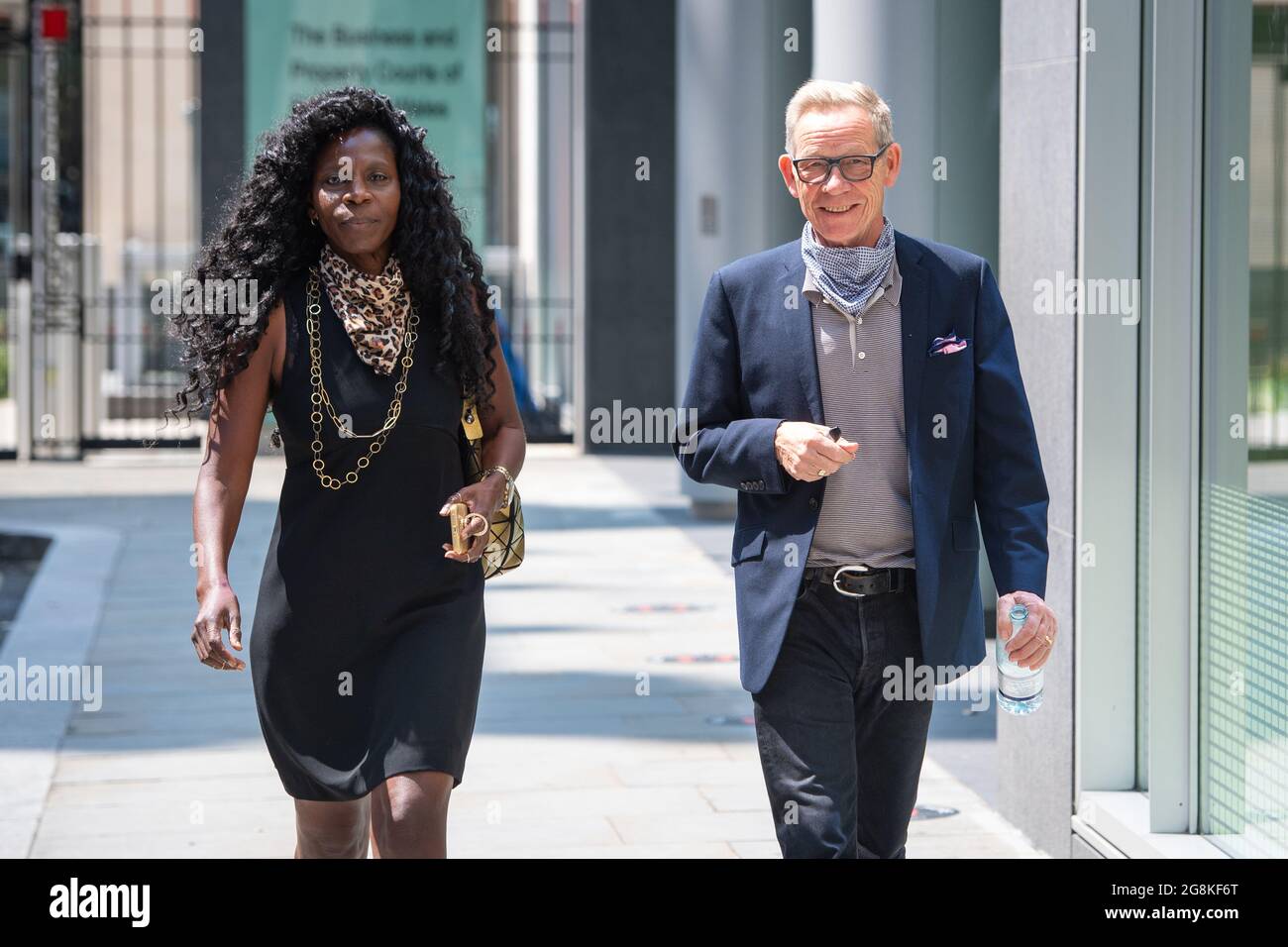 Paul Cook et son épouse Jeni devant le Rolls Building à la High court ...